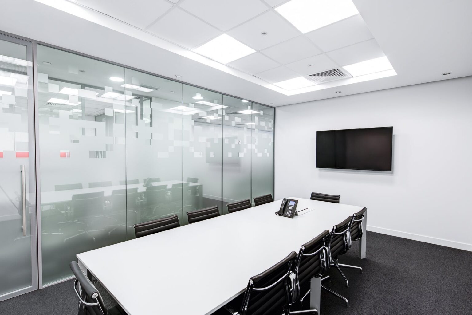 4 Trending Huddle Room Design Ideas to Try For Your Business - Lux Render