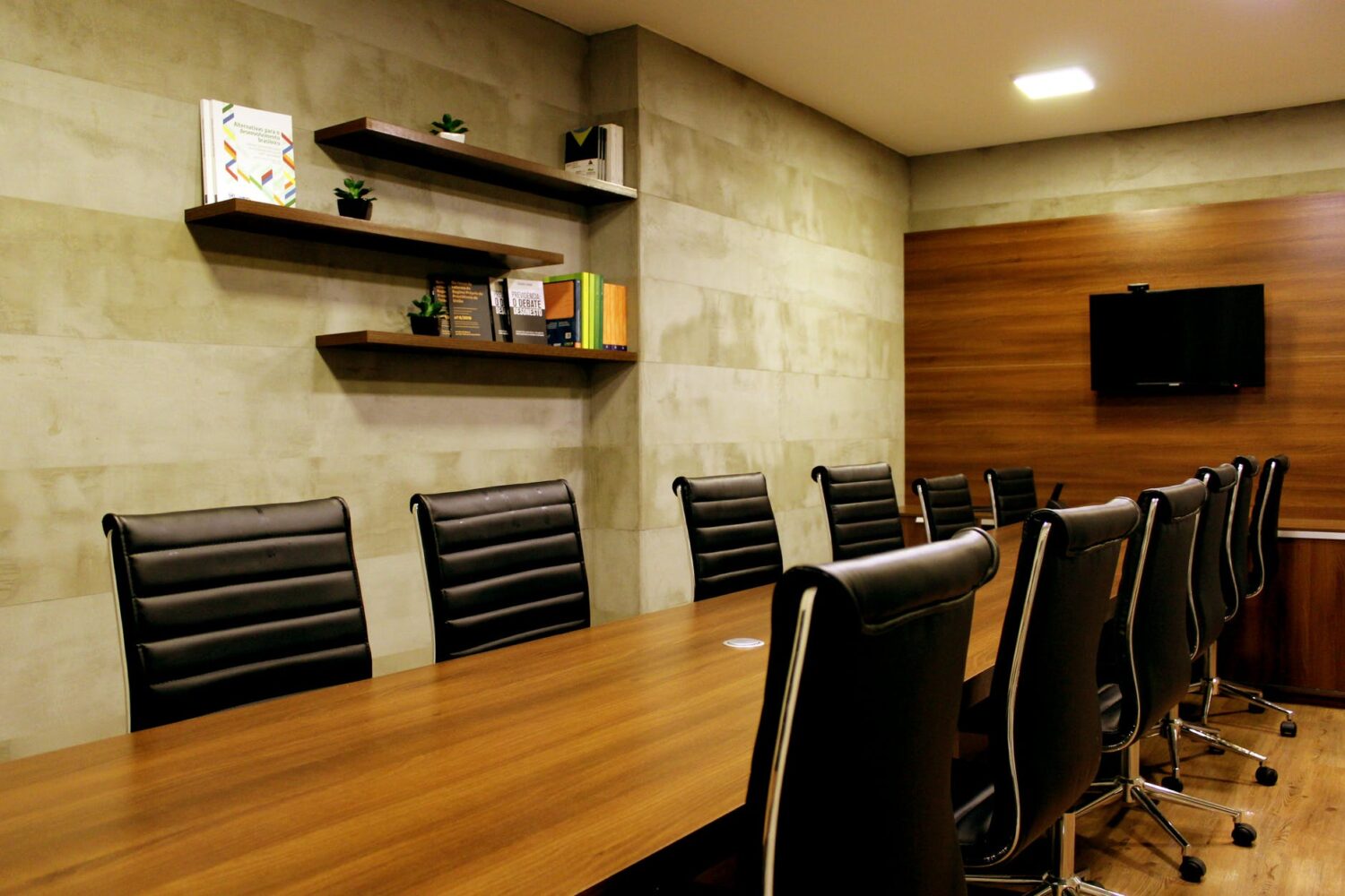 4 Trending Huddle Room Design Ideas to Try For Your Business - Lux Render